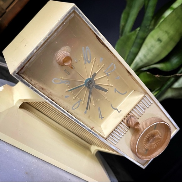 Sears | Accents | Vintage Sears Silvertone Transistor Radio Model 26 Clock Radio | Poshmark